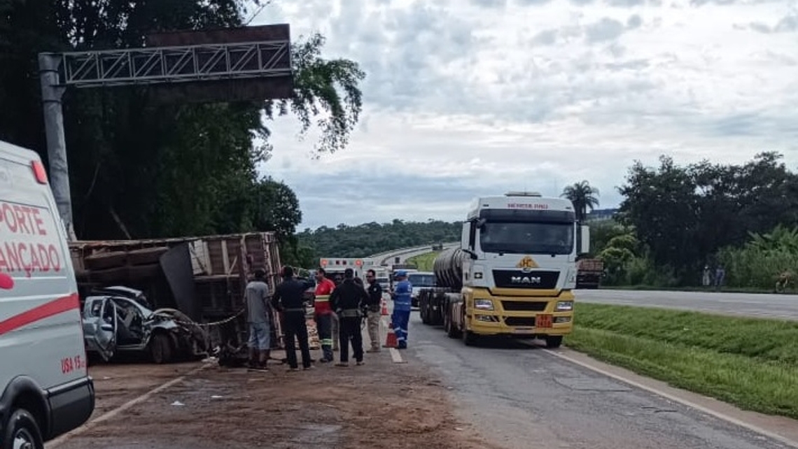 Caminhão bate de frente com caminhonete e deixa um morto na BR-262, em Juatuba - Rede 98