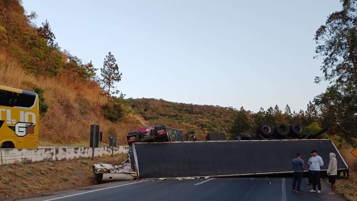 Carreta invade a contramão, tomba e motorista morre na BR-262 - Rede 98