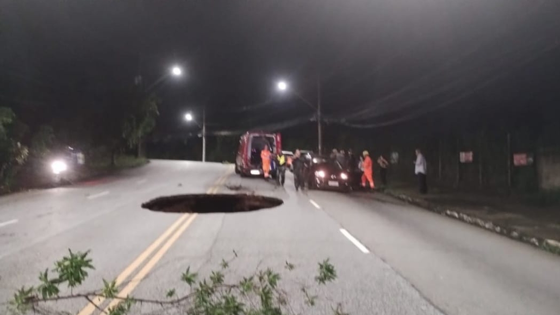 Chuva forte abre cratera no Belvedere - Rede 98