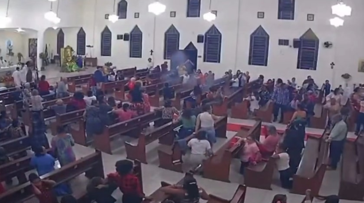 Rojão explode dentro de igreja e assusta fieis